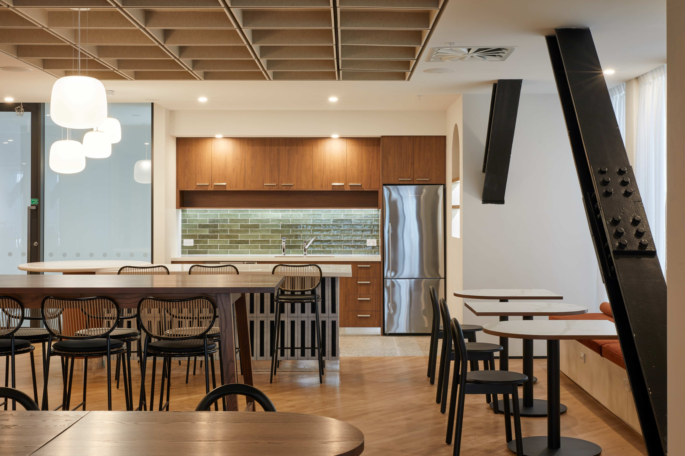 Hot desking - Cost-effective workplace solution for mobile work | Omada